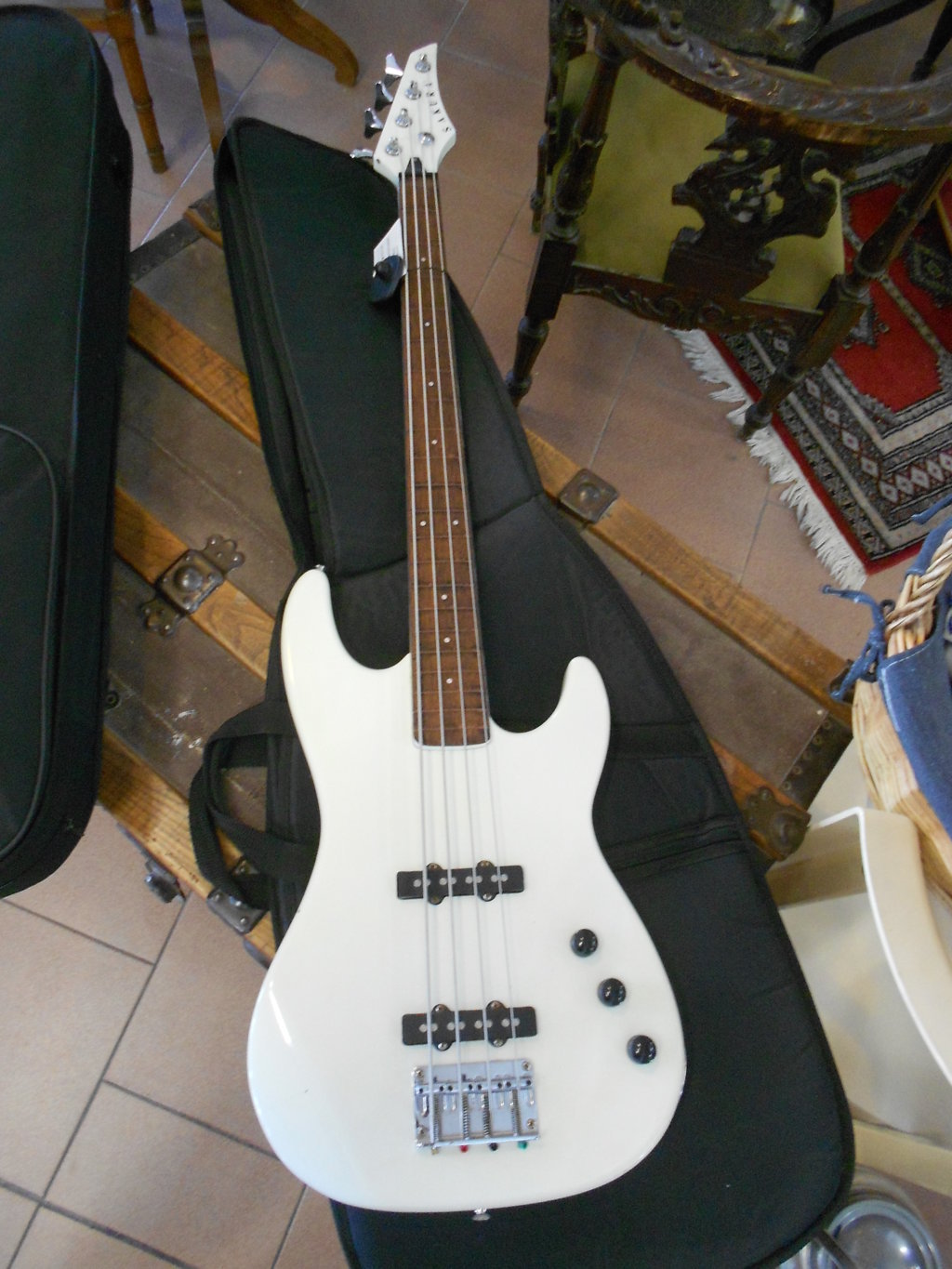 basso elettrico sakura | Mercatino di Brendola